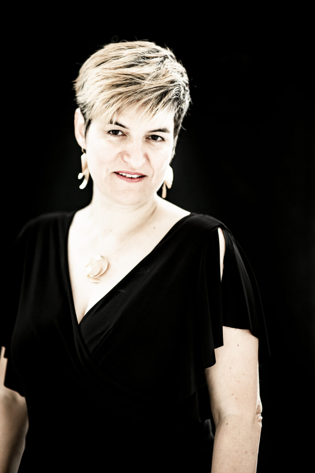 Photos and CV – Monika Mauch