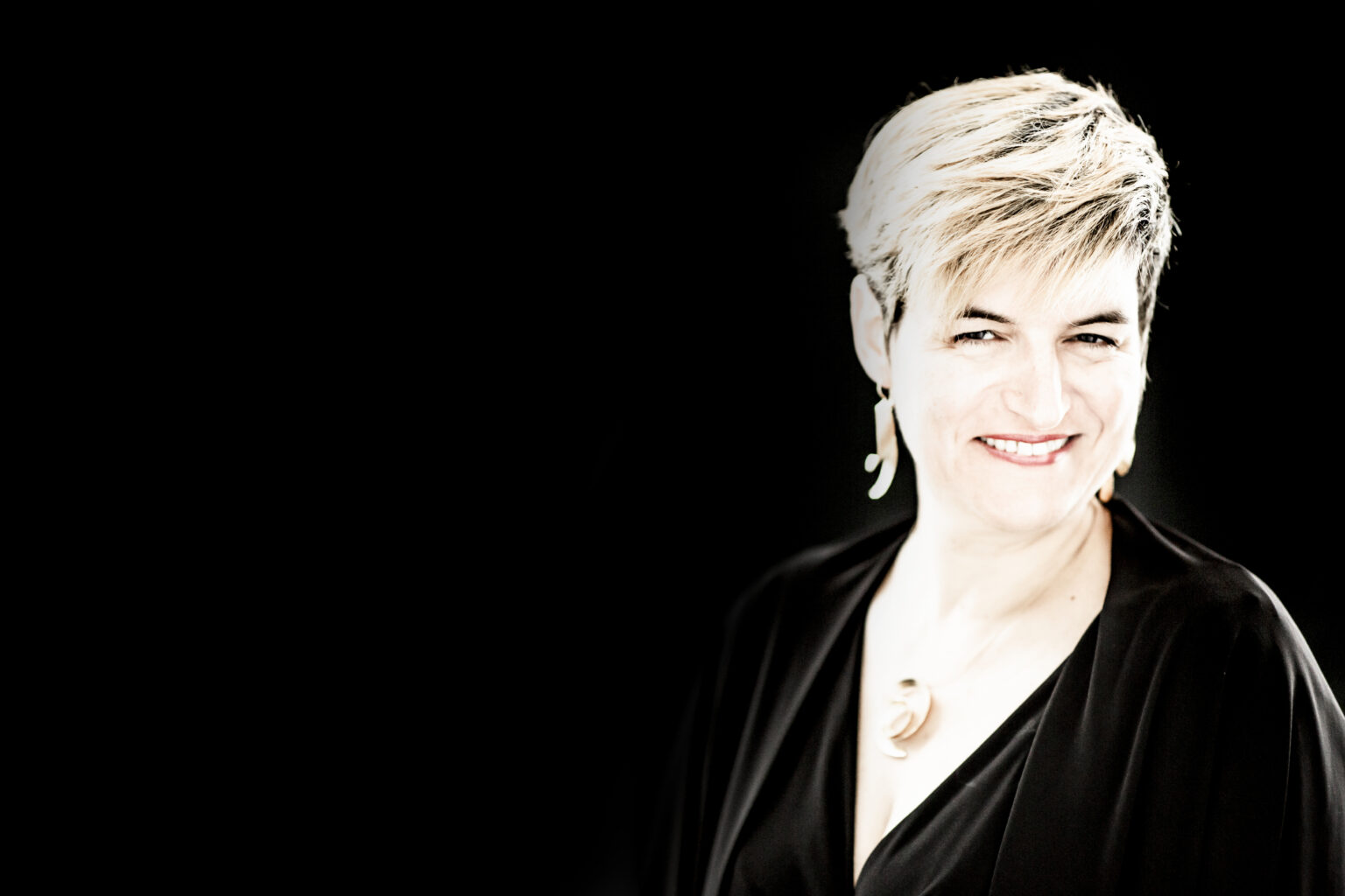 Photos and CV – Monika Mauch