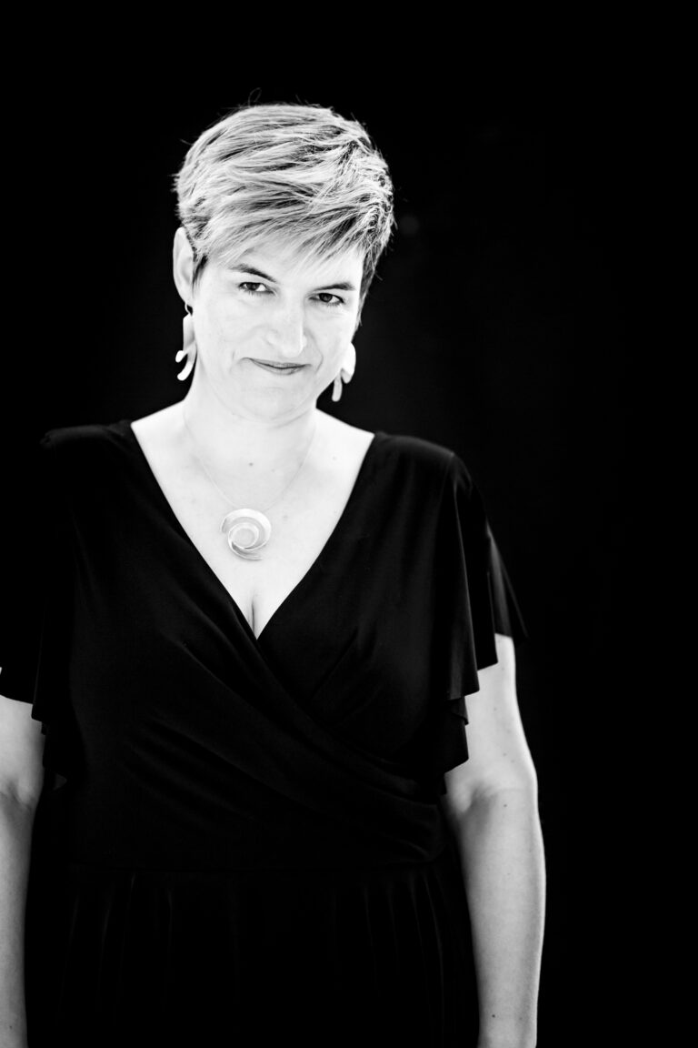 Photos and CV – Monika Mauch